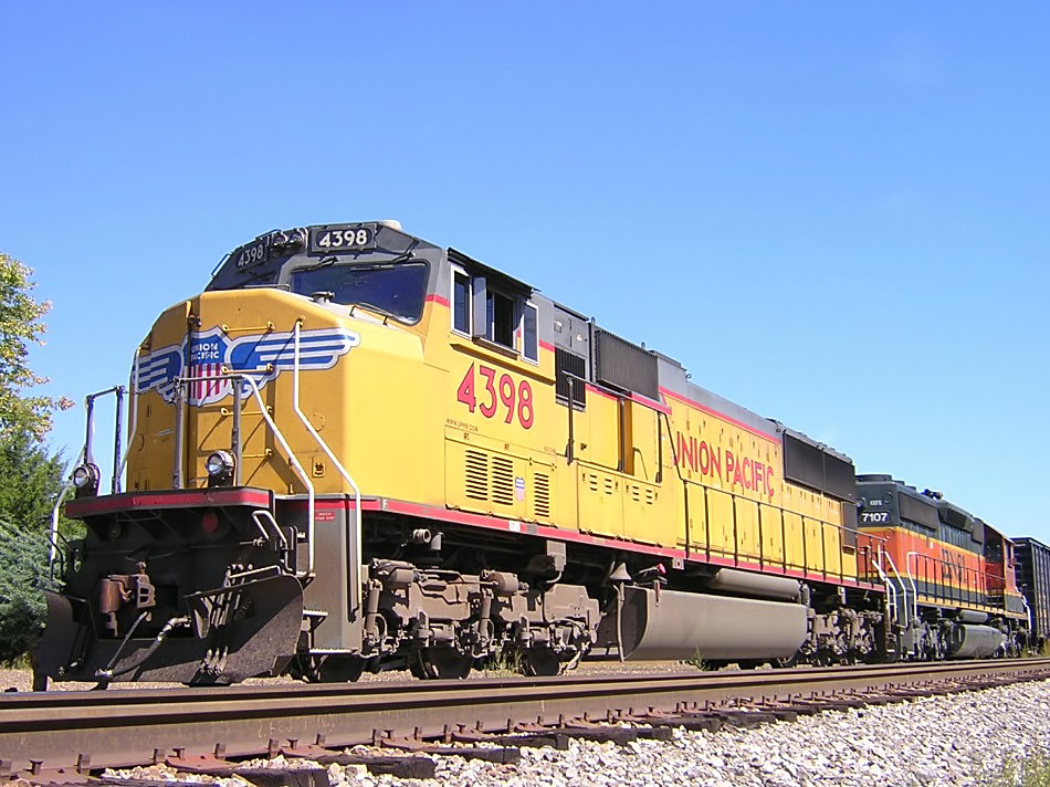 UP 4398 and CEFX 7107